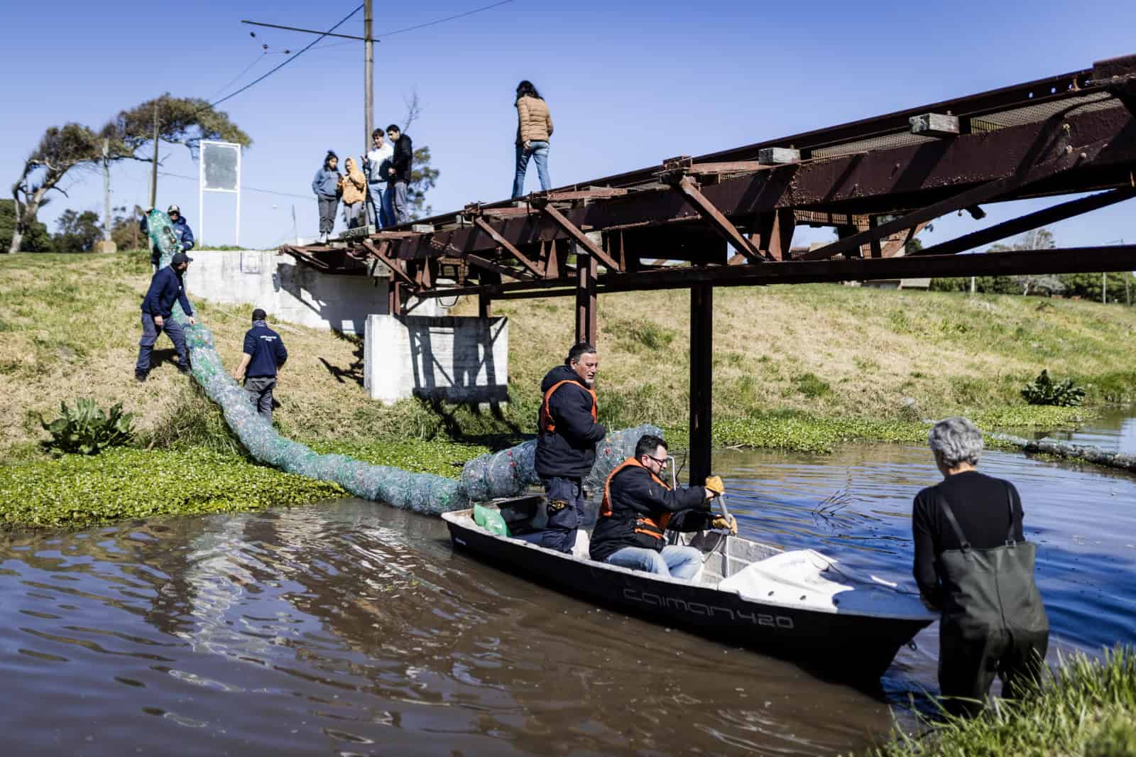 Instalan una nueva biobarda para el lago de Parque Camet hecha por ...
